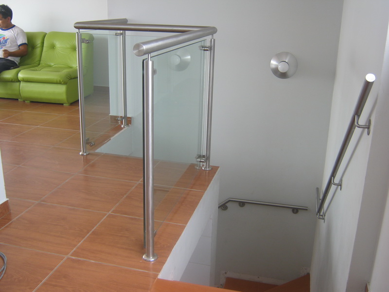 PASAMANOS INOX Y VIDRIO : SAE | Construex
